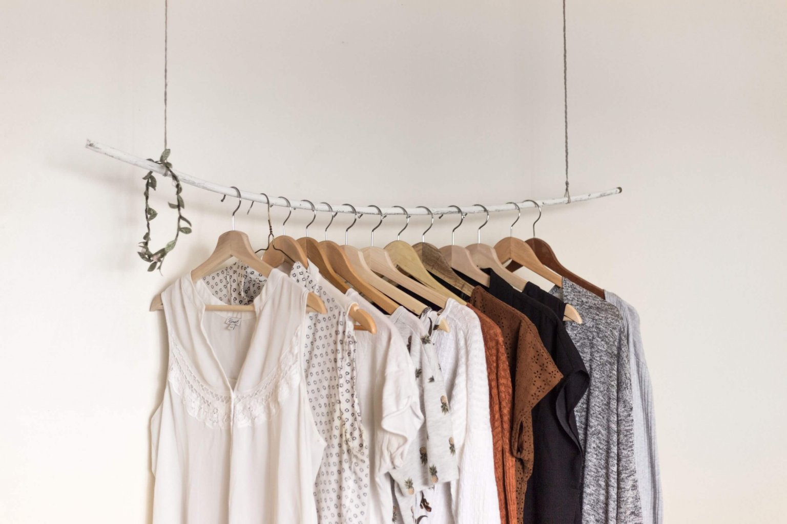 Ideas para organizar la ropa sin clósets | Manualidades eli
