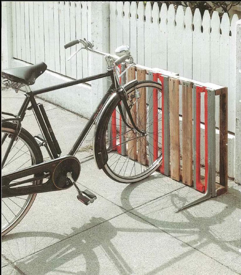 Haz tú misma un portabicicletas reciclando palets. ¡Aquí 15 ideas!