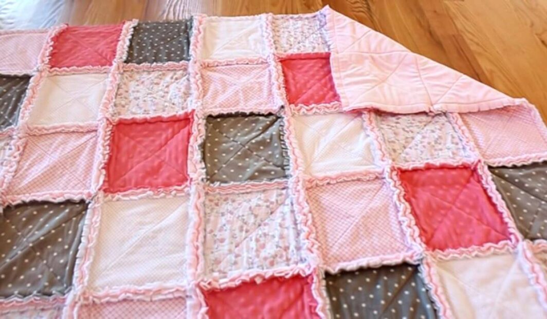 CÓMO HACER UNA COLCHA CON TRAPOS O RETAZOS DE TELA QUE TE SOBRAN | Manualidades eli